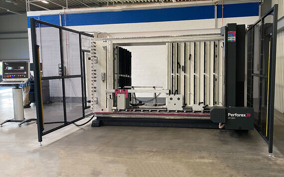 Schaltschrankbearbeitungszentrum für pneumatische Schaltschränke